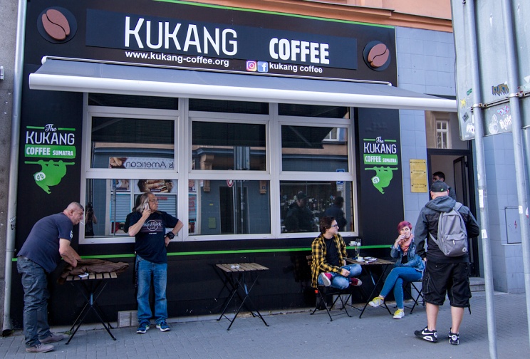 Dnes poprvé otevírá „Kukang Coffee“ – v Česku unikátní kavárna, která ...