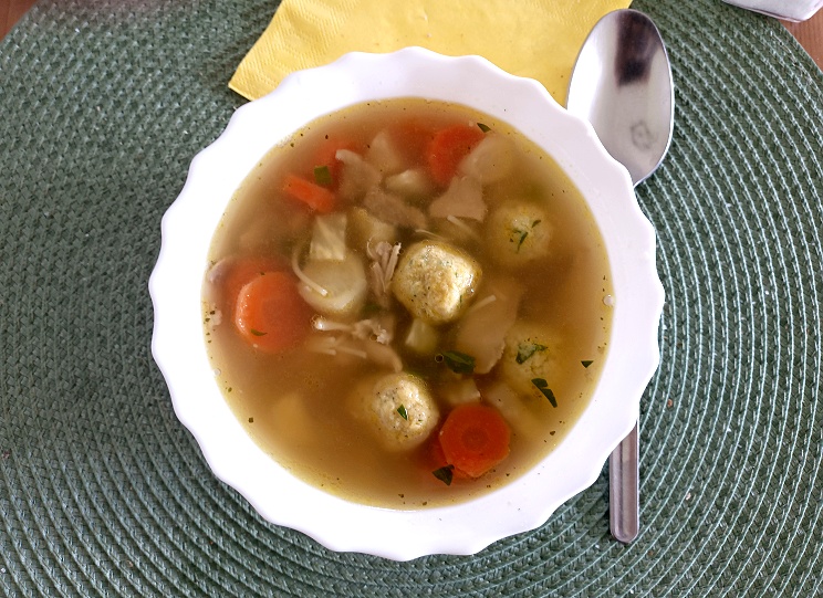 Recept : Kuřecí vývar s drožďovými knedlíčky | ReceptyOnLine.cz ...
